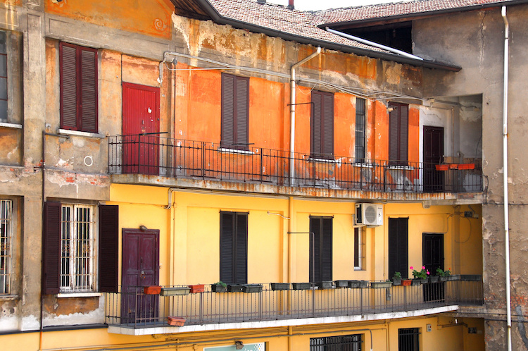 A Milano resiste il mito delle case di ringhiera (o case ballatoio ...