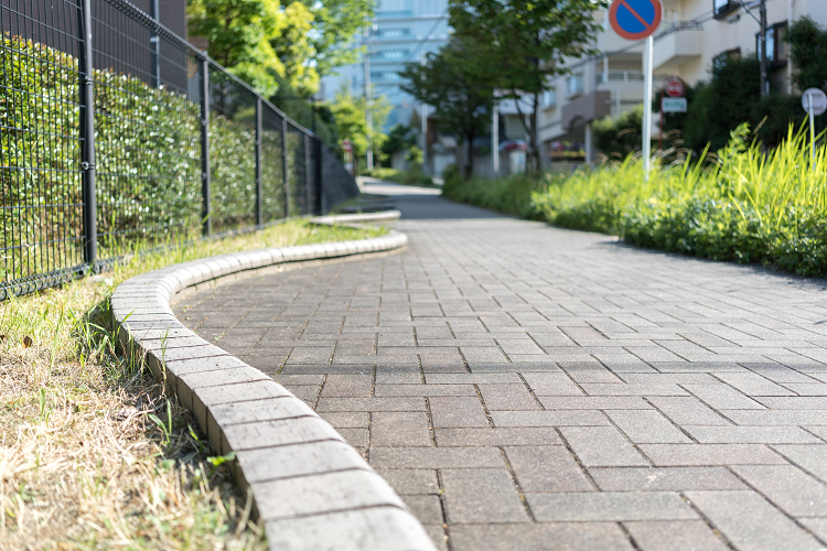 Marciapiede privato a uso pubblico: chi deve tenerlo pulito?