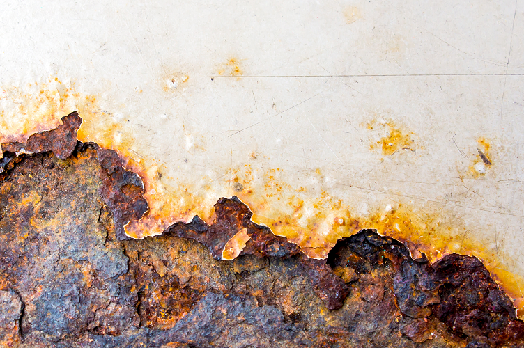 Quali sono dei rimedi efficaci per togliere la ruggine del pavimento?