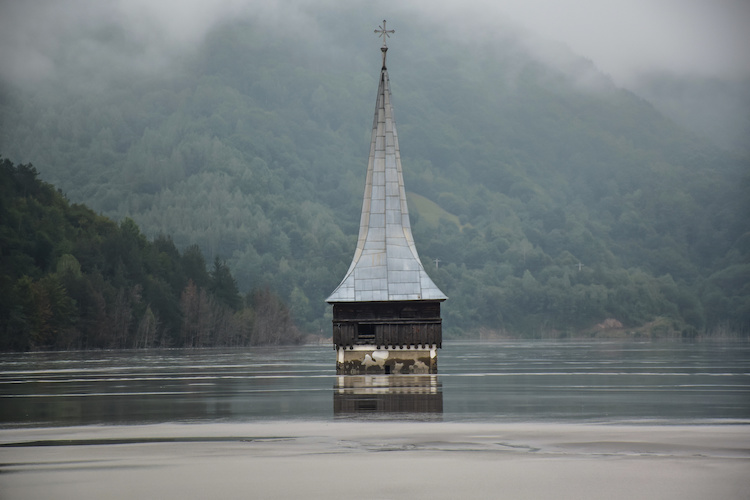 Alla scoperta del paese sommerso di Geamana, in Romania