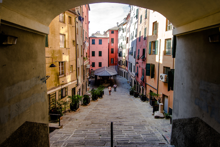 Viaggio tra i caruggi a Genova: cosa sono e a cosa servivano
