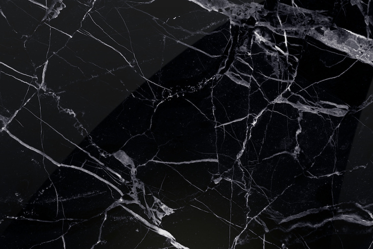 Arredare con il marmo scuro