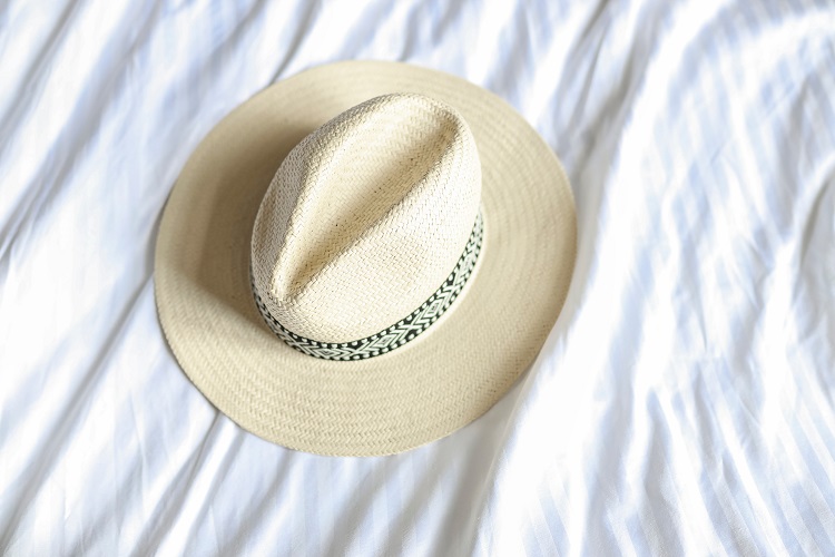 Perché appoggiare il cappello sul letto porta sfortuna?