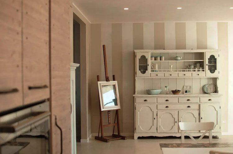 Come realizzare e abbinare delle pareti a righe tortora e bianco