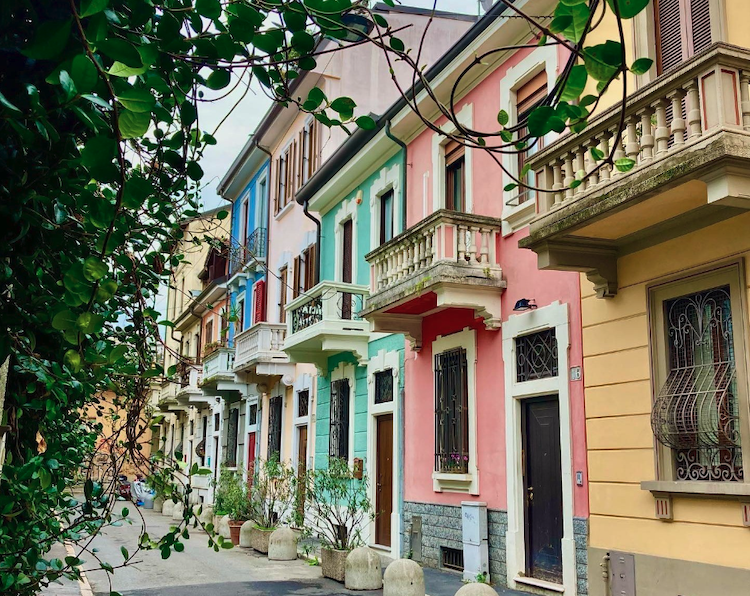 La Milano che non ti aspetti: le case colorate di via Bassano del Grappa