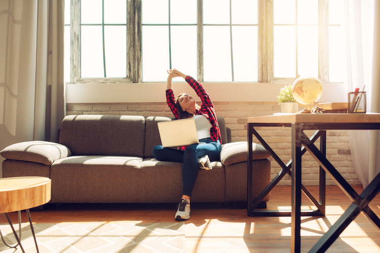 Smart working, meglio lavorare al computer in casa con la luce accesa o ...