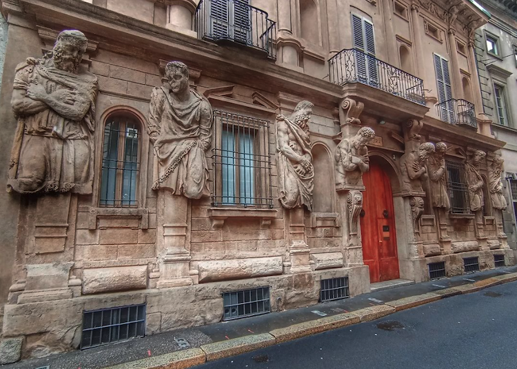Storia e curiosità sulla Casa degli Omenoni a Milano