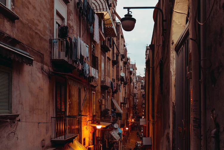 Cosa sono i bassi napoletani?