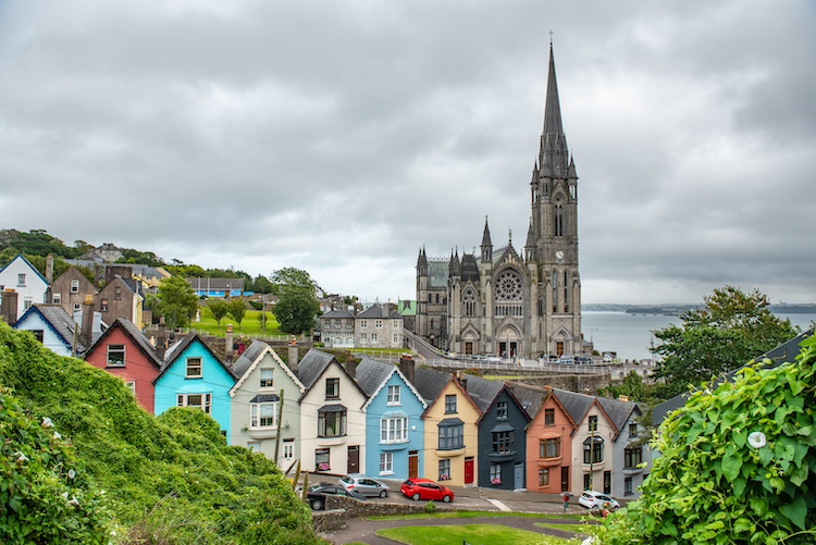Alla scoperta delle iconiche case colorate di Cobh