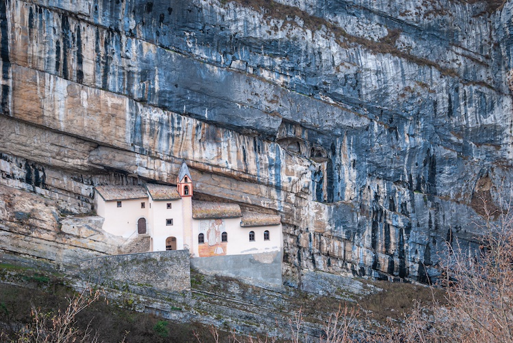 Eremo di San Colombano, dove si trova il monastero incastrato nella ...