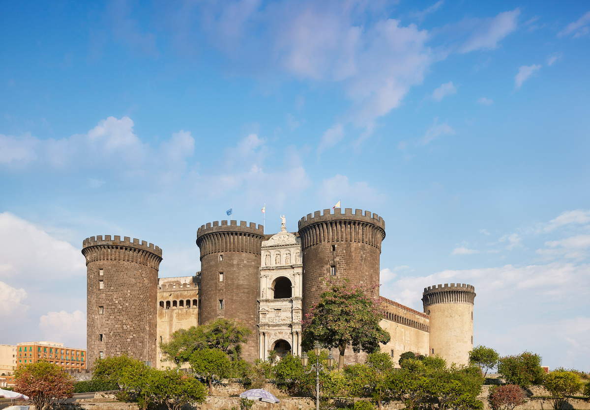 Perché il Maschio Angioino si chiama così? Storia, leggenda e curiosità ...
