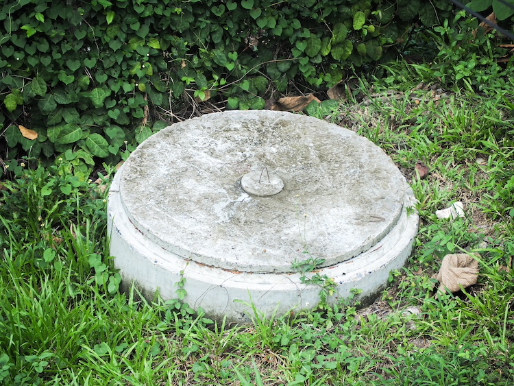 Qual è la differenza tra un pozzo artesiano e un pozzo freatico?