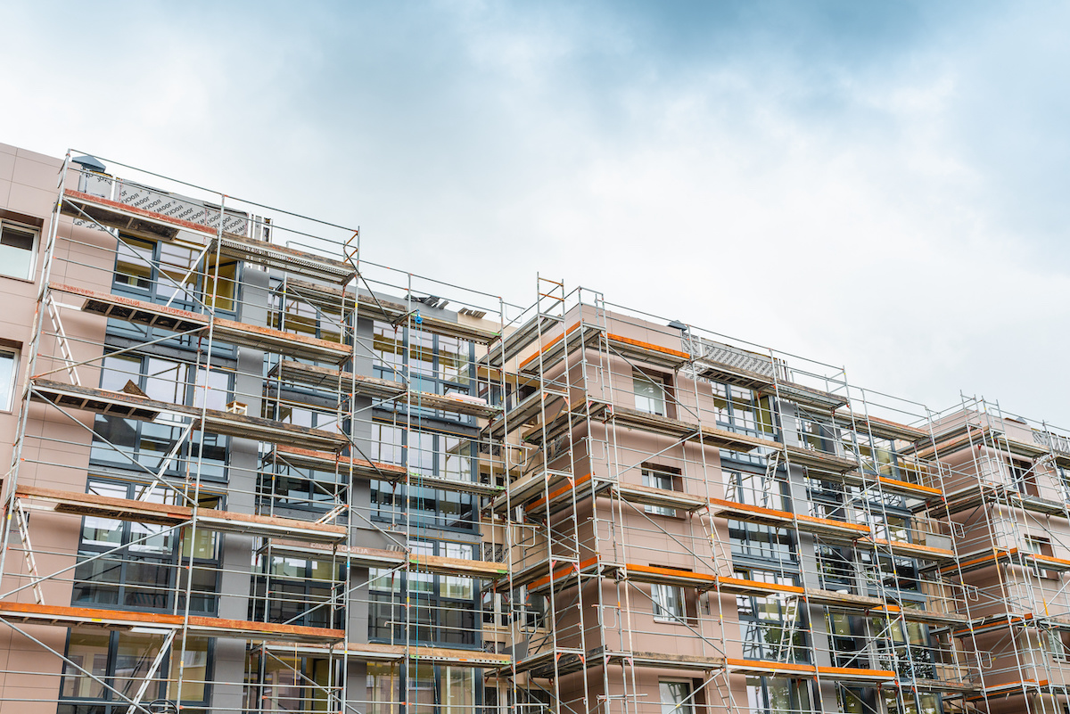 Balcone coperto dal ponteggio, l’impresa edile deve risarcire il condomino