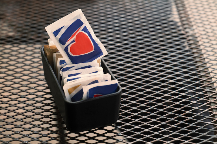 Dove si buttano le bustine di zucchero monoporzione