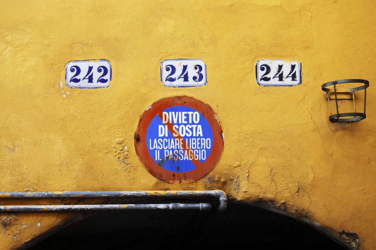 Qual è la differenza tra passo carrabile e divieto di sosta?