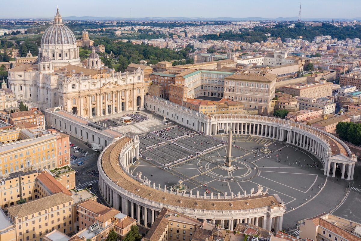 Quante persone contiene Piazza San Pietro?