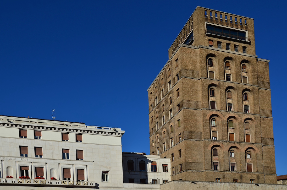 What was the first skyscraper built in Italy?