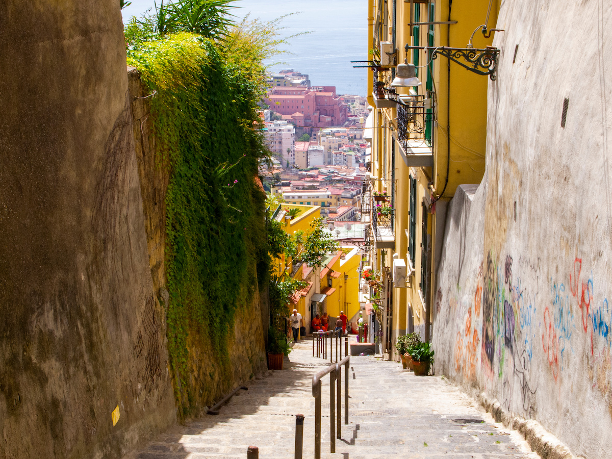 Where do the steps of the Petraio neighbourhood in Naples begin?